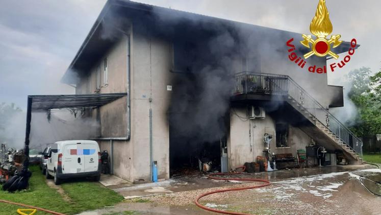 Paura a Illasi, a fuoco una palazzina di due piani: Vigili del fuoco al ... Paura a Illasi, a fuoco una palazzina di due piani: Vigili del fuoco al ...