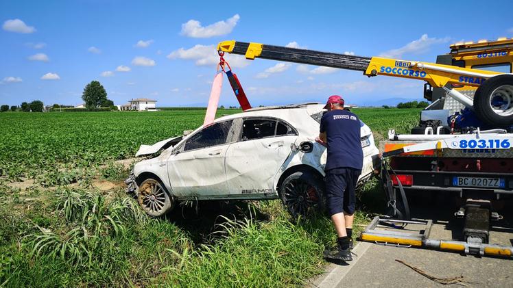 Incidente a Veronella, finisce nel fosso con l'auto e viene sbalzato ... Incidente a Veronella, finisce nel fosso con l'auto e viene sbalzato ...