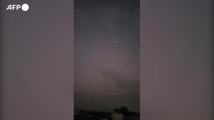 Video: Yemen, gli Houthi abbattono drone statunitense a Hodeidah | L'Arena Video: Yemen, gli Houthi abbattono drone statunitense a Hodeidah | L'Arena
